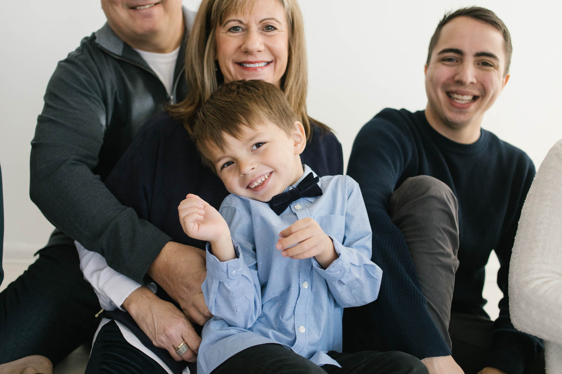 How to pose large families in small spaces | Frankfort IL family photo