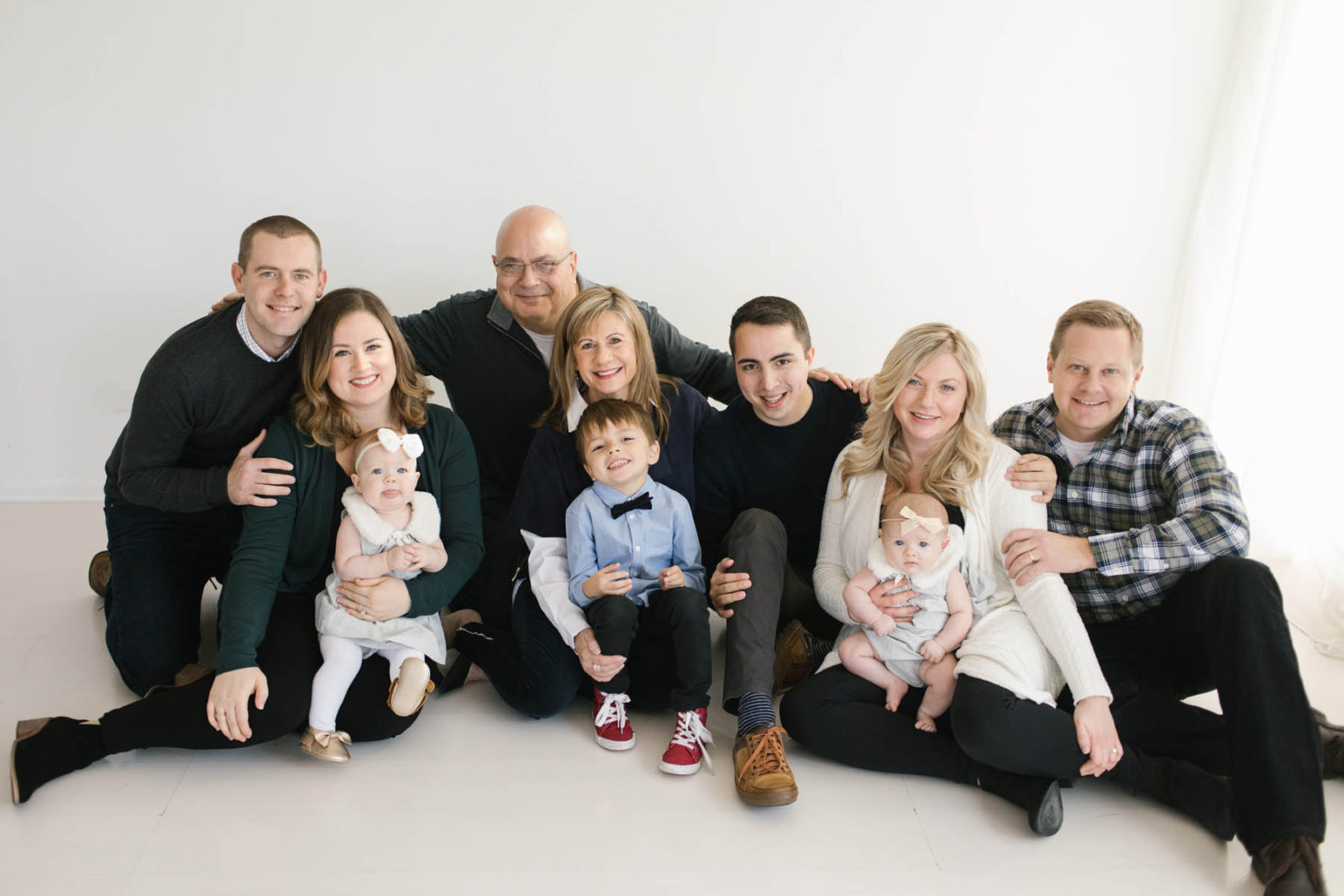 How to pose large families in small spaces | Frankfort IL family photo