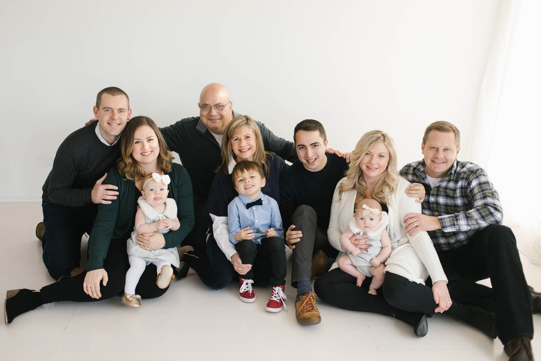 How to pose large families in small spaces | Frankfort IL family photo