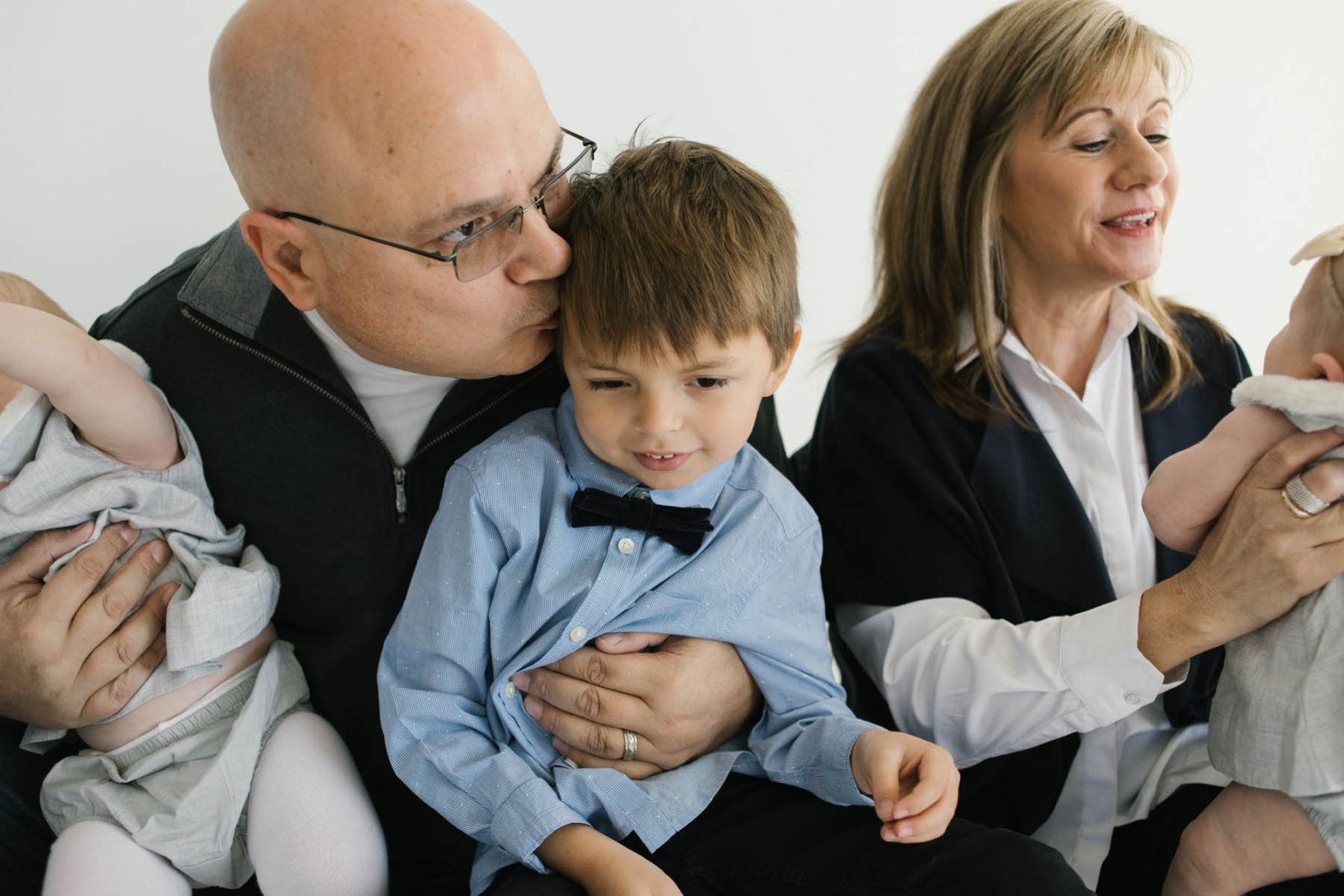 How to pose large families in small spaces | Frankfort IL family photo