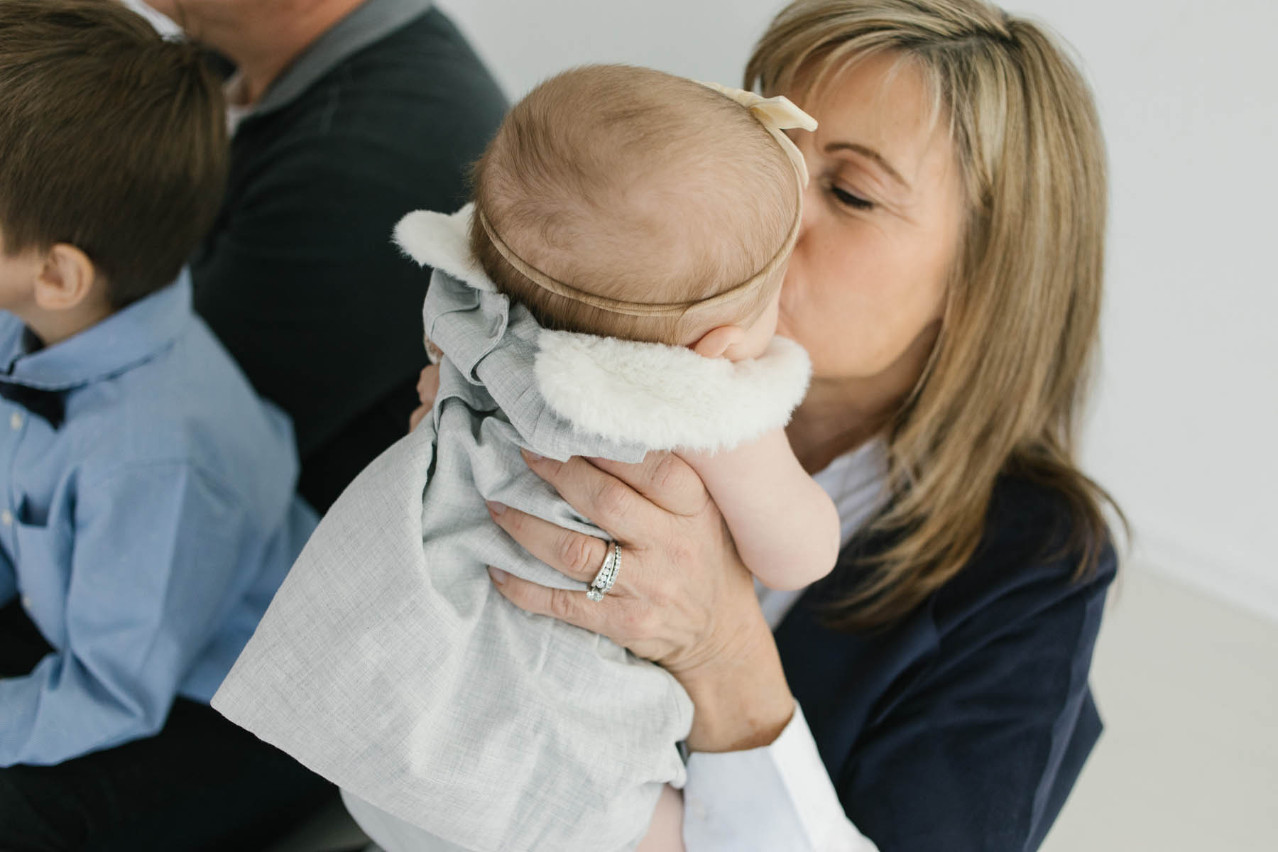 How to pose large families in small spaces | Frankfort IL family photo