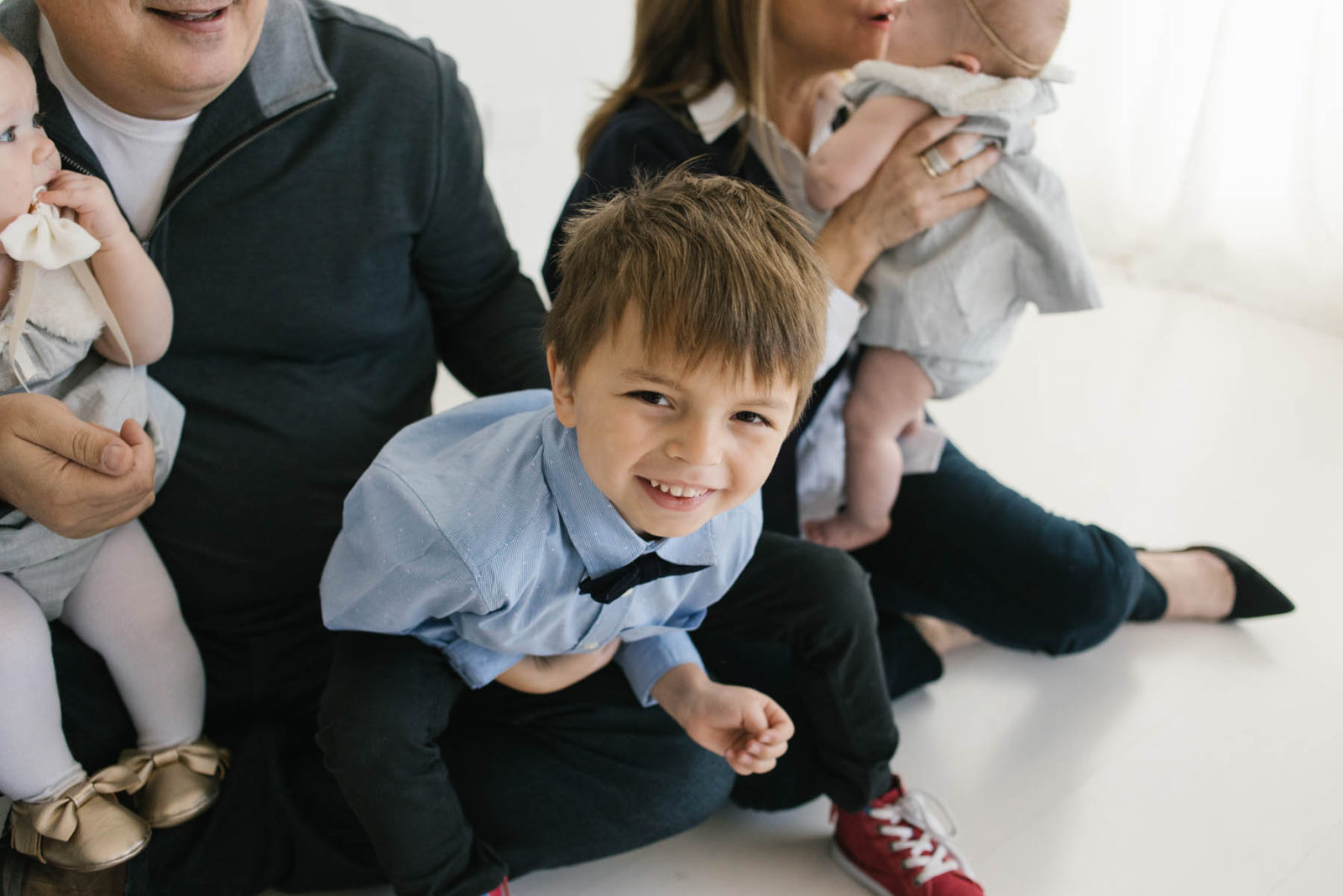 How to pose large families in small spaces | Frankfort IL family photo