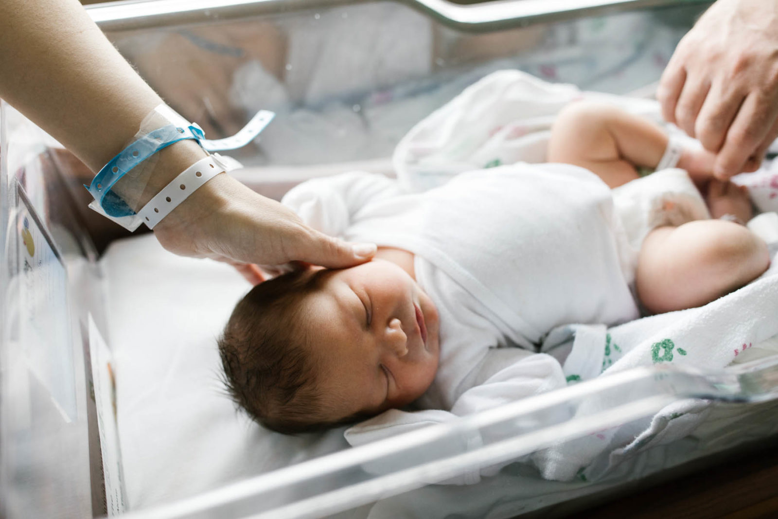 Fresh 48 Hospital Session | New Lenox Newborn Photographer Silver Cros